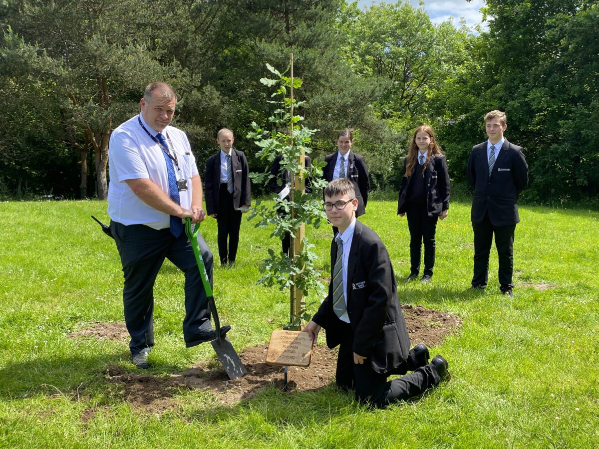 Retford Oaks plant a tree for the jubilee - Retford Oaks Academy