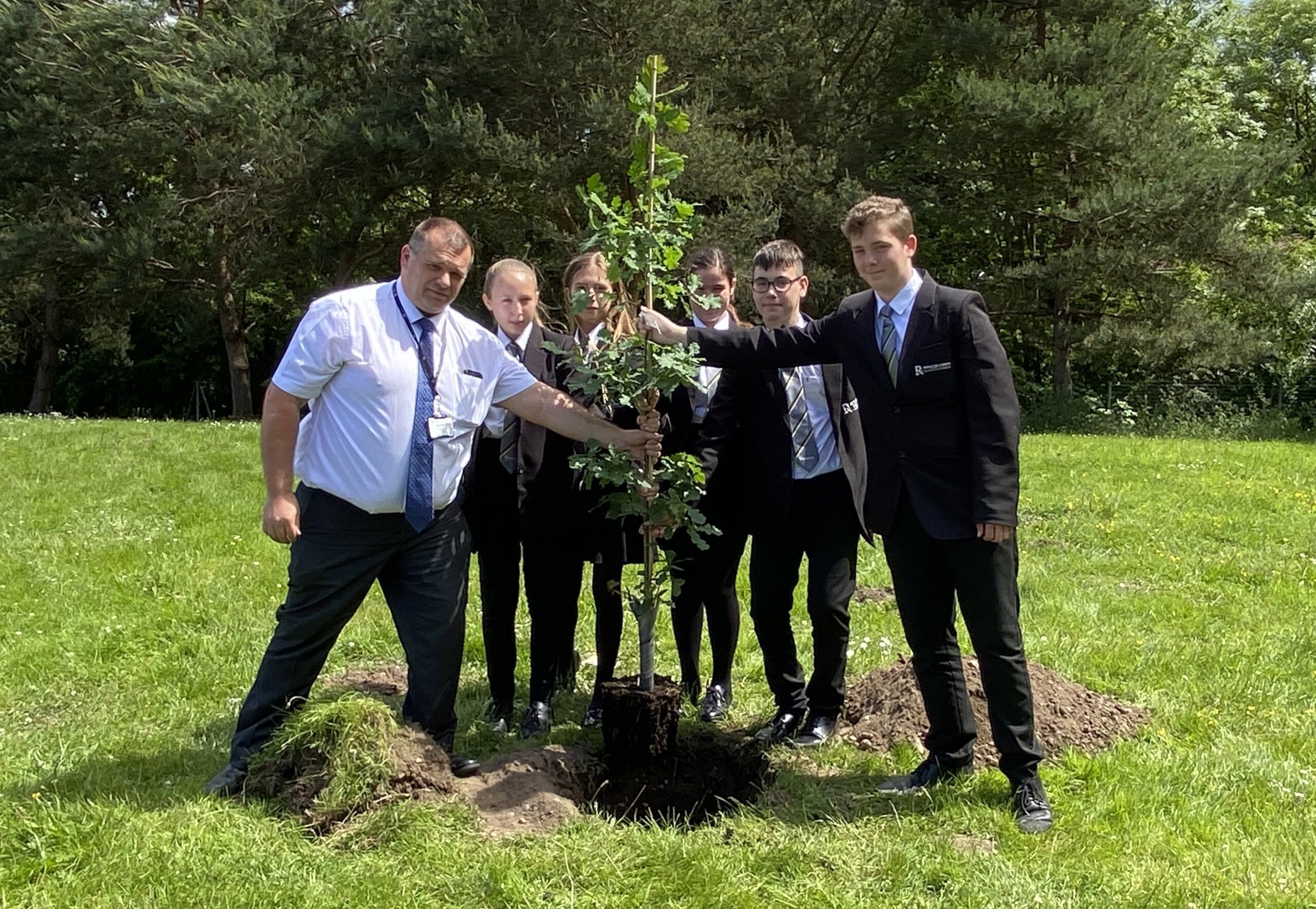 Retford Oaks plant a tree for the jubilee - Retford Oaks Academy