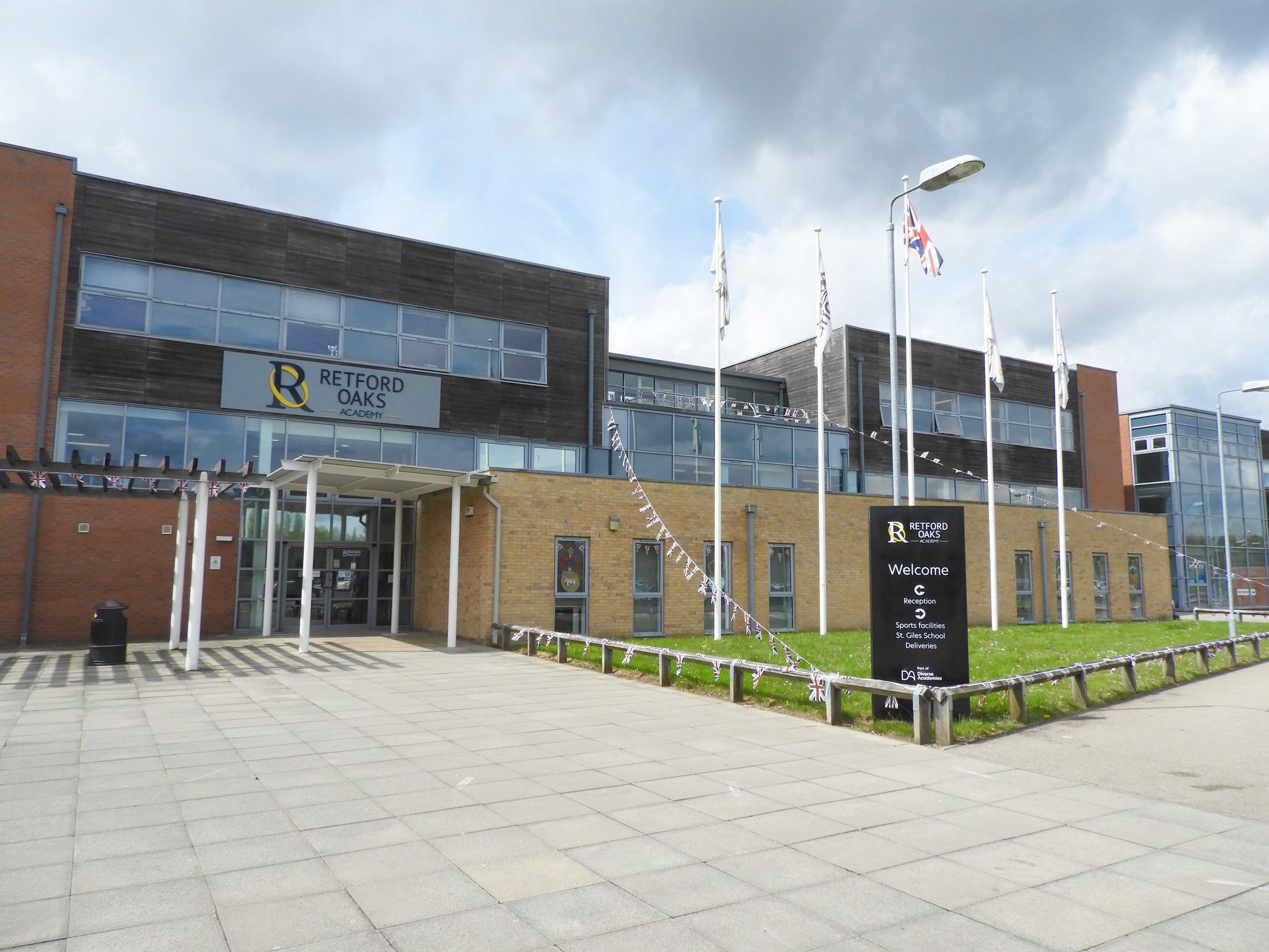 Retford Oaks Academy decorated for King's coronation - Retford Oaks Academy