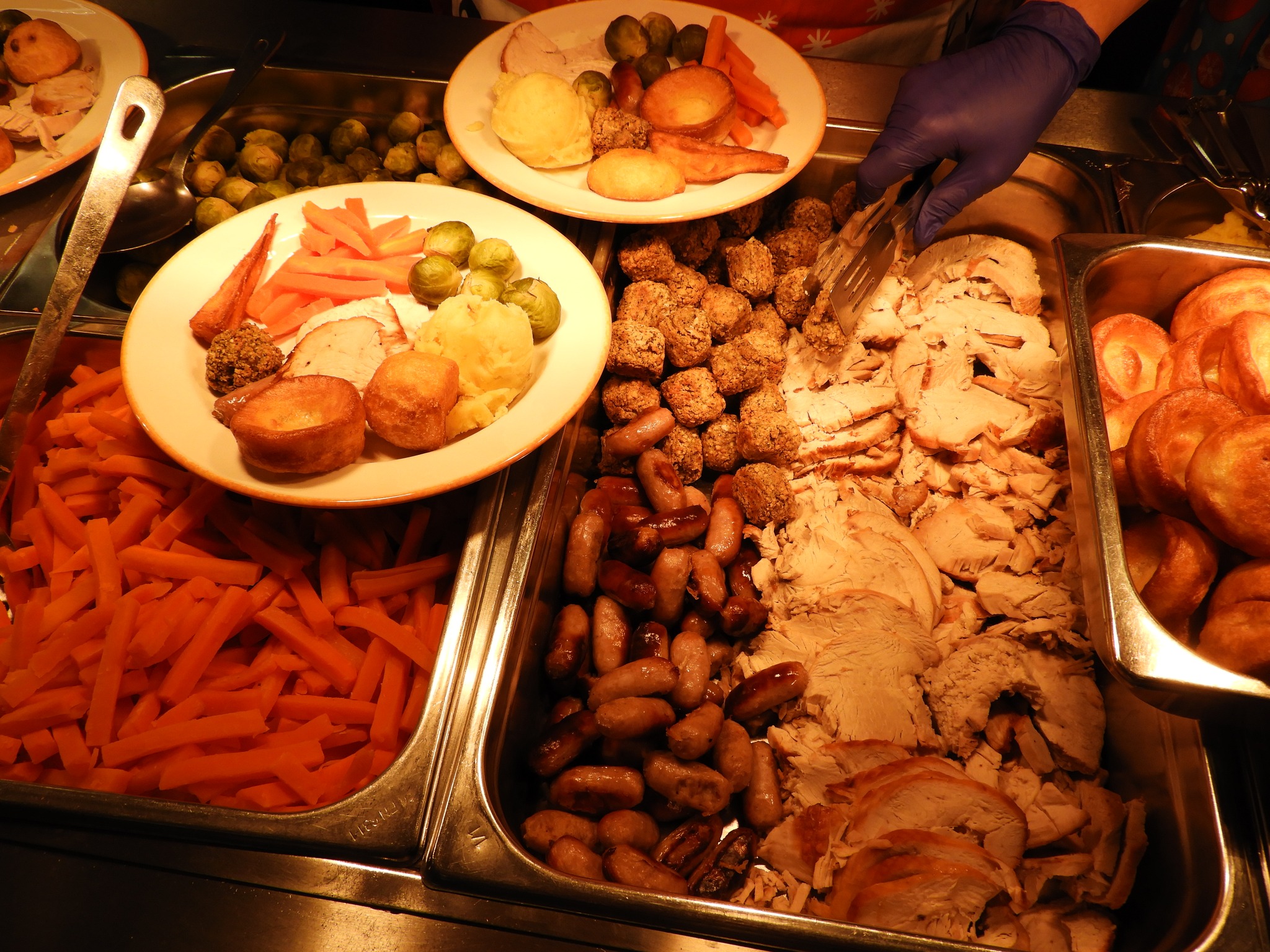 Food, fun and festive feeling during Christmas lunch - Retford Oaks Academy